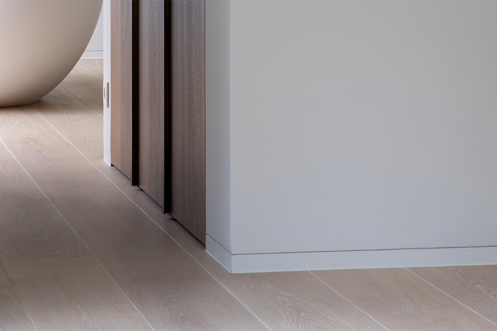 Combinatie van onzichtbare deursystemen met ingewerkte plinten tilt ...